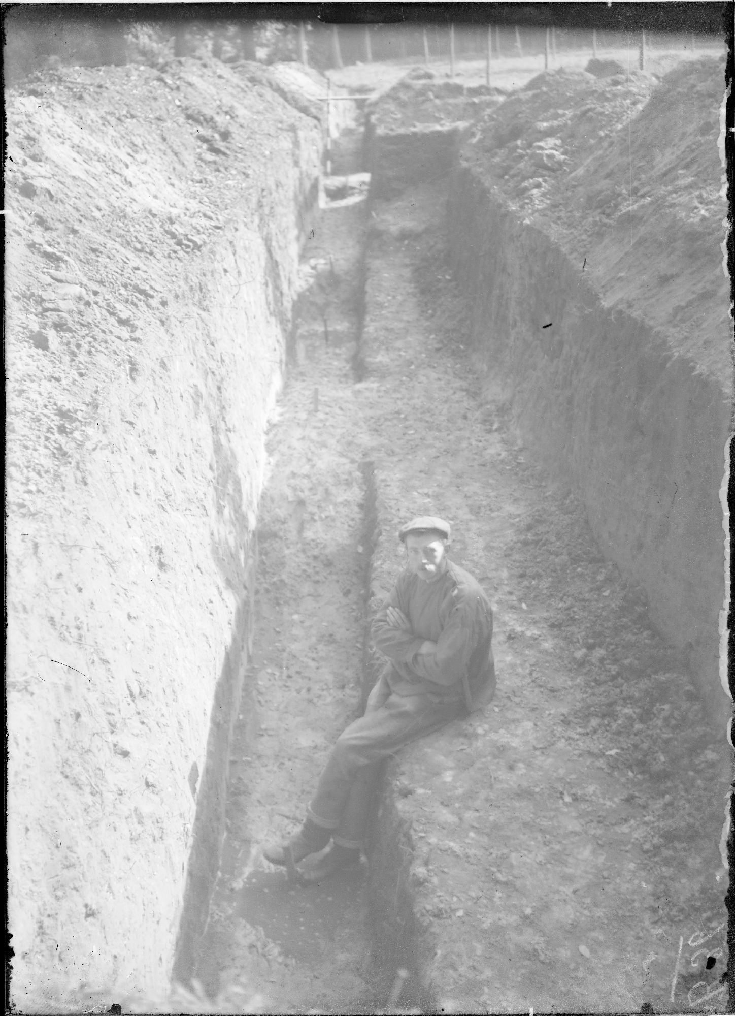 Archief van het Rijksmuseum van Oudheden | Sleuf op de buitenplaats ...