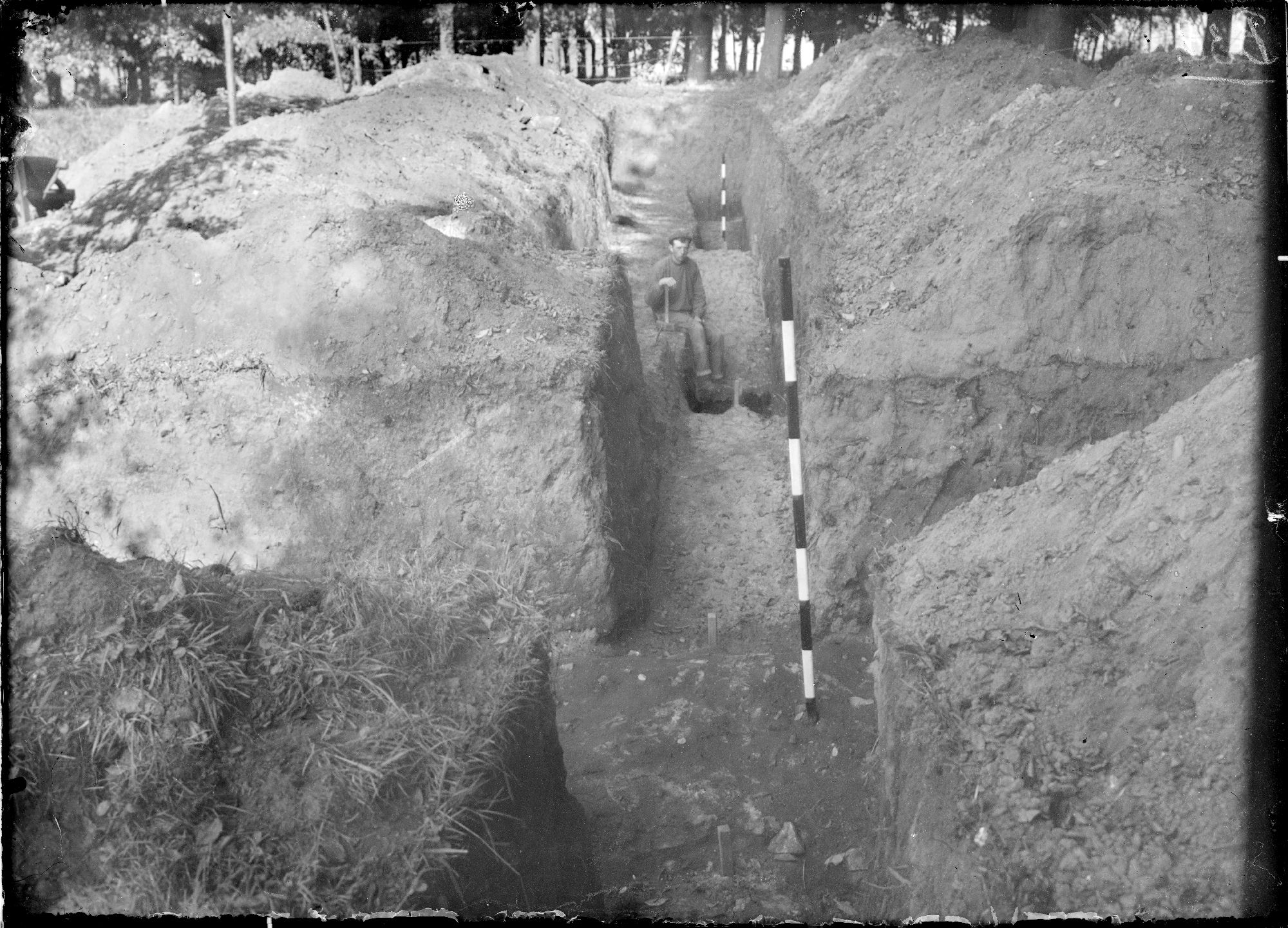 Archief van het Rijksmuseum van Oudheden | Sleuf op de buitenplaats ...