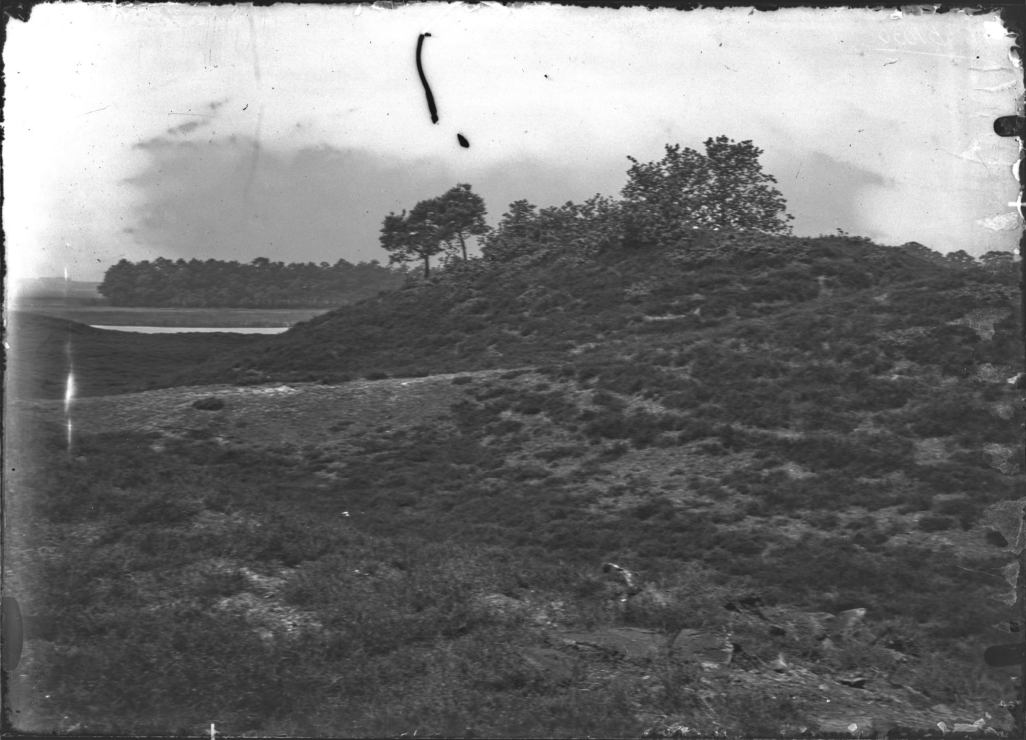 Archief van het Rijksmuseum van Oudheden | Aarden brug door de gracht ...