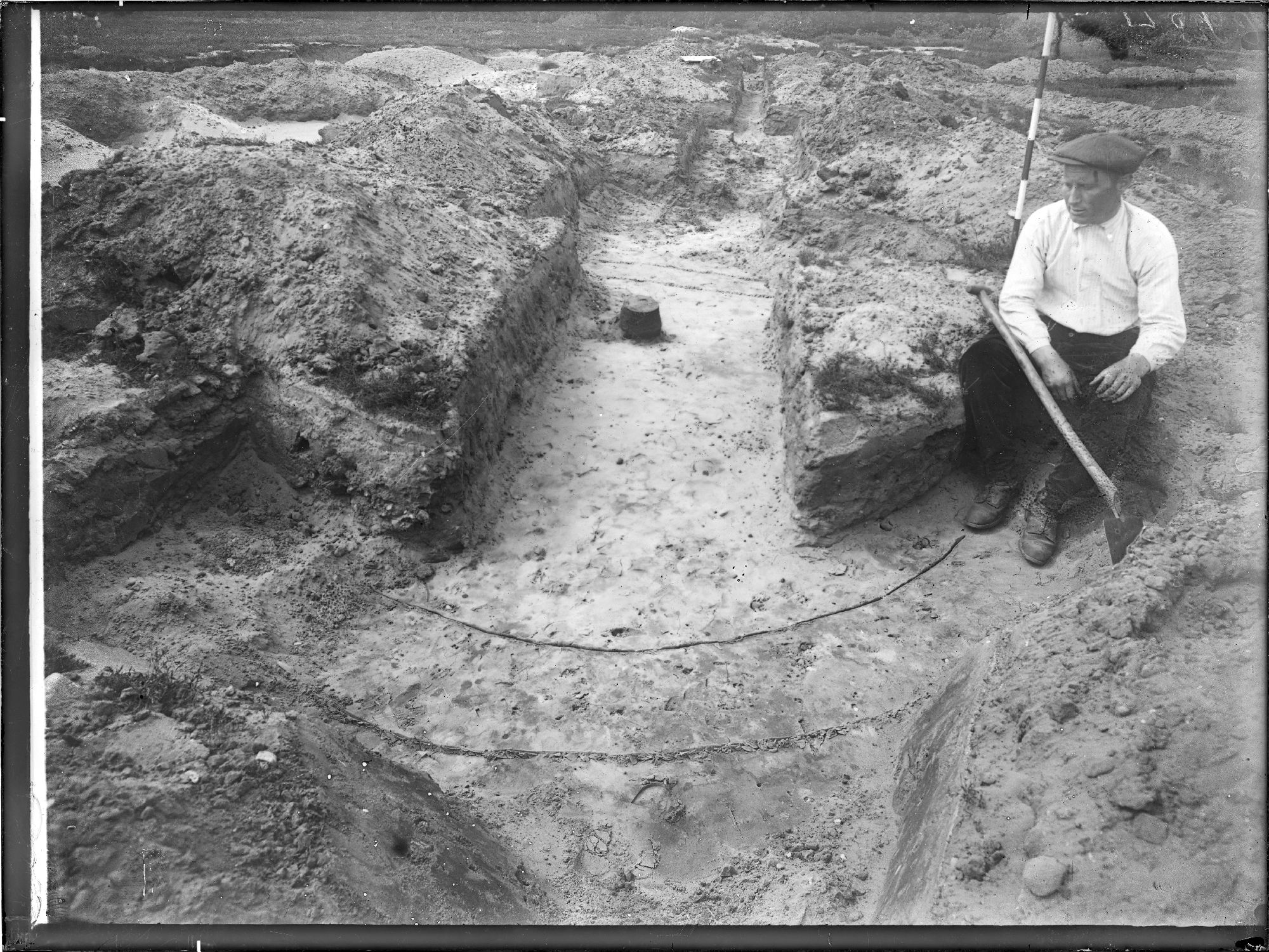 Archief van het Rijksmuseum van Oudheden | Greppels en urnen in het ...