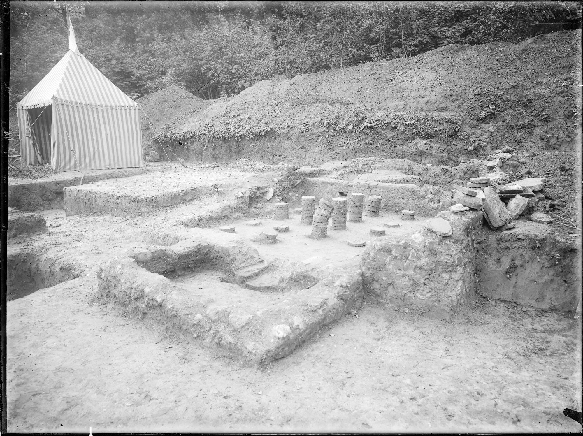 Archief van het Rijksmuseum van Oudheden | Hypocaustum met op de ...