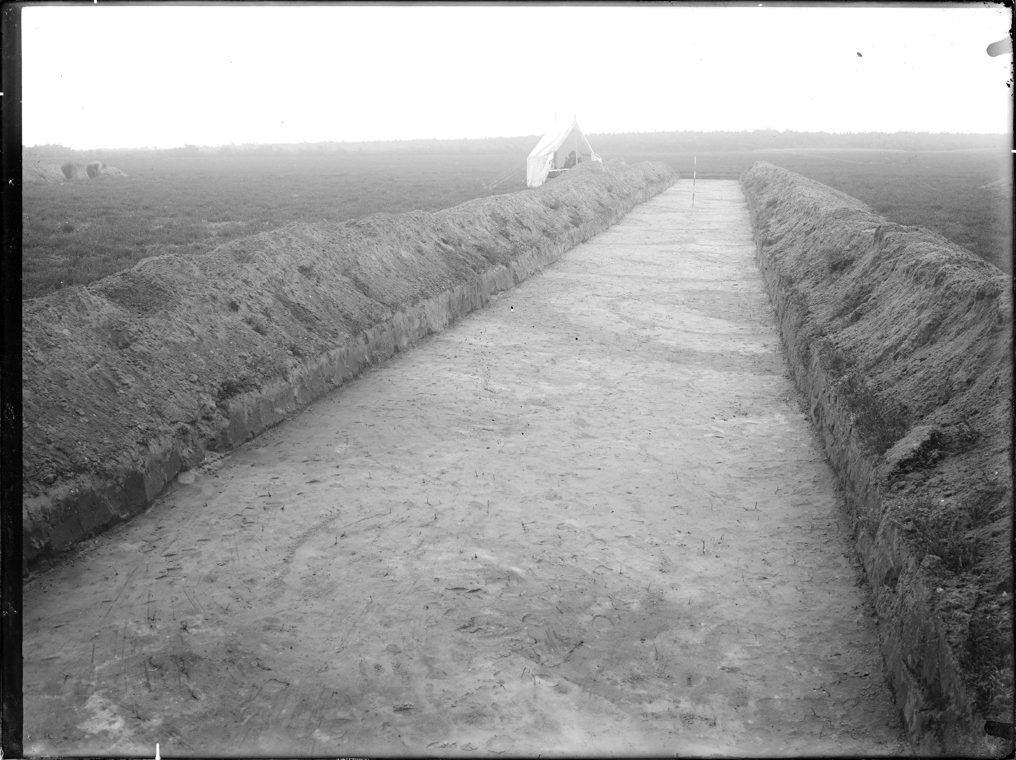 Archief van het Rijksmuseum van Oudheden | Grafkuilen met greppels in ...