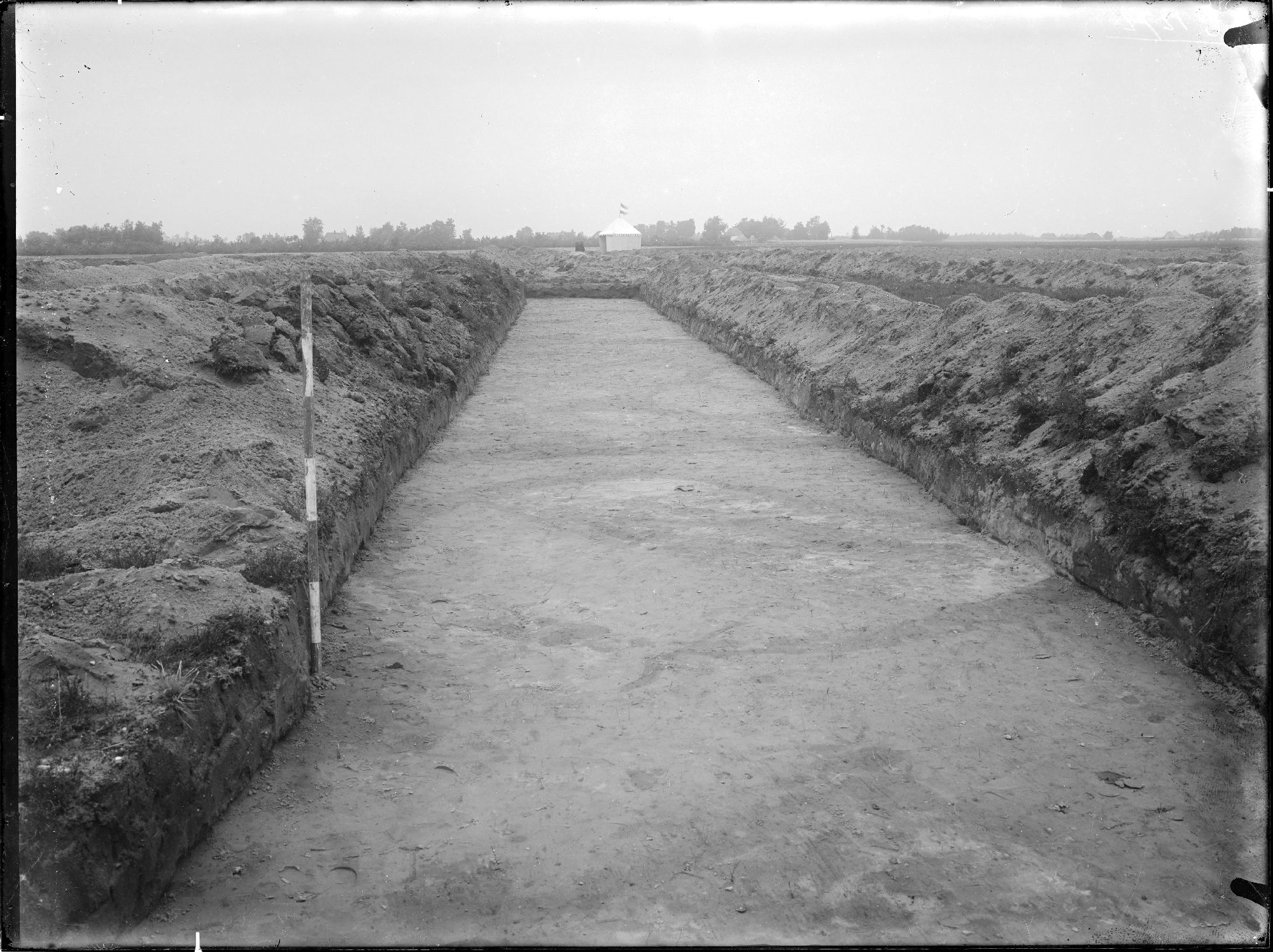 Archief van het Rijksmuseum van Oudheden | Grafkuilen met greppels in ...